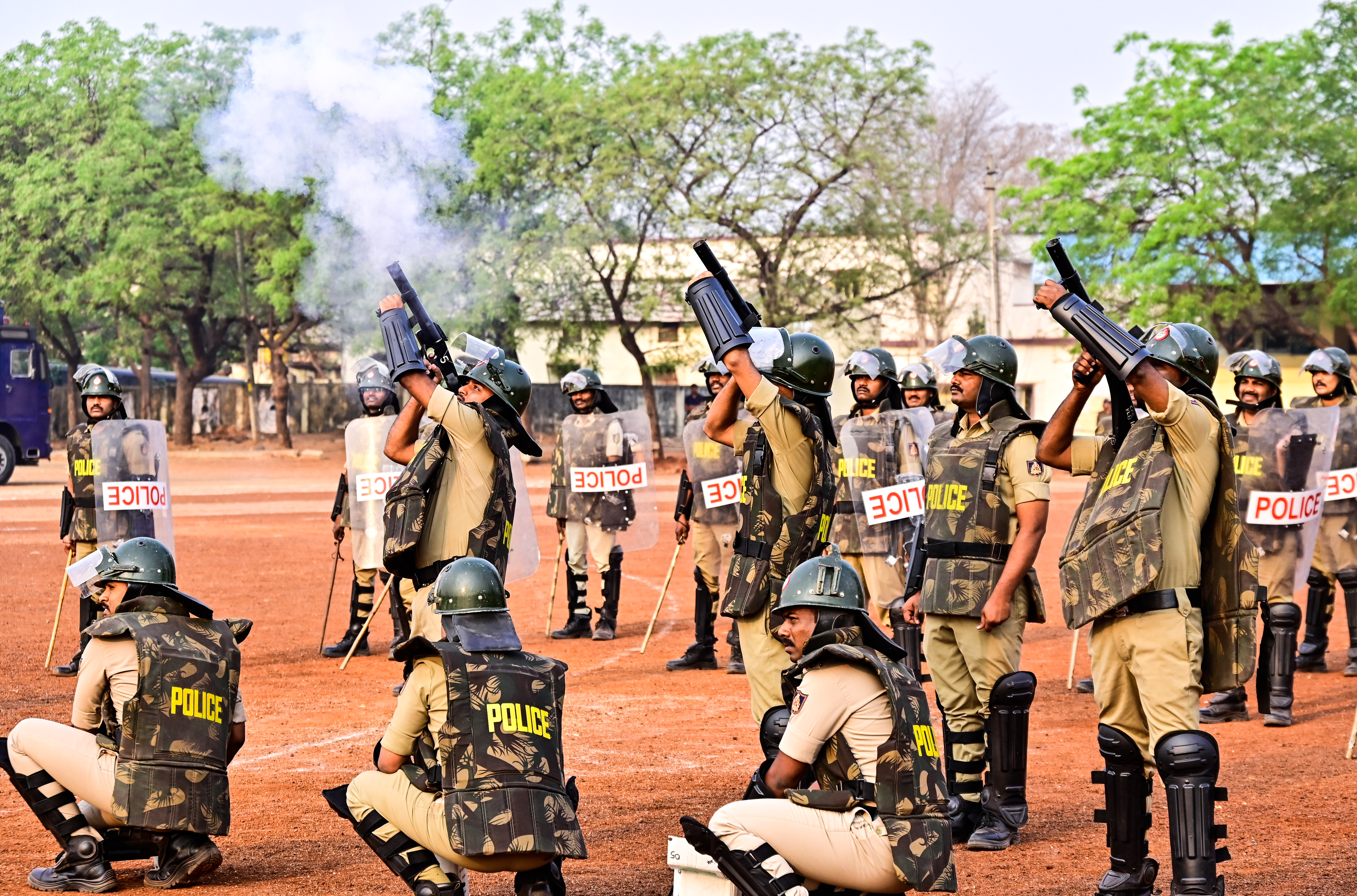Riot control simulation: ಗುಂಡು ಹಾರಿಸಿ ದೊಂಬಿ ನಿಯಂತ್ರಣ: ಡಿಎಆರ್‌ ಮೈದಾನಲ್ಲಿ ...