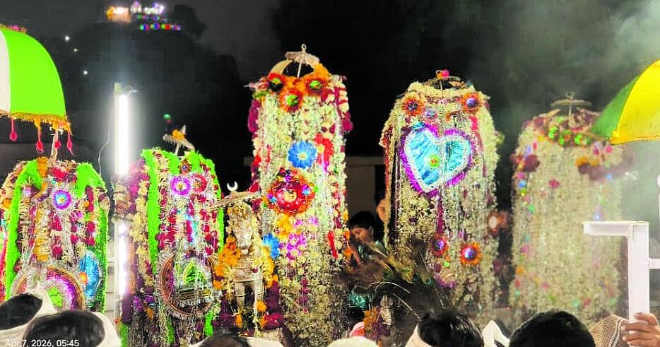 Ladlapur Jatre: ಲಾಡ್ಲಾಪುರ ಹಾಜಿಸರ್ವರ್ ಜಾತ್ರೆ ಪಂಚಕಳಸಗಳ ...