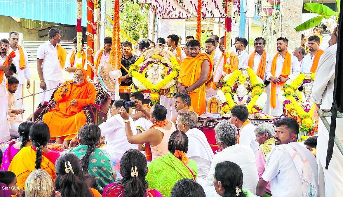 Tiptur Festival: ತಿಪಟೂರಿನ ಪರುವಗೊಂಡನಹಳ್ಳಿ ಗ್ರಾಮದಲ್ಲಿ ಬಸವೇಶ್ವರ ಜಾತ್ರೆ