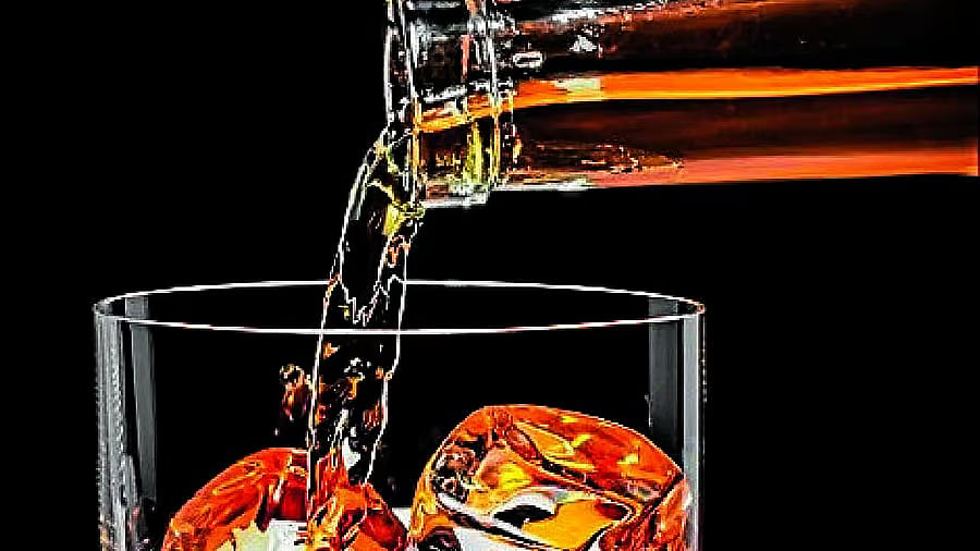 Liquor Price Hike: ಪ್ರೀಮಿಯಂ ಮದ್ಯದ ದರದಲ್ಲಿ ಭಾರಿ ಏರಿಕೆ, ಅಗ್ಗದ ಮದ್ಯ ...