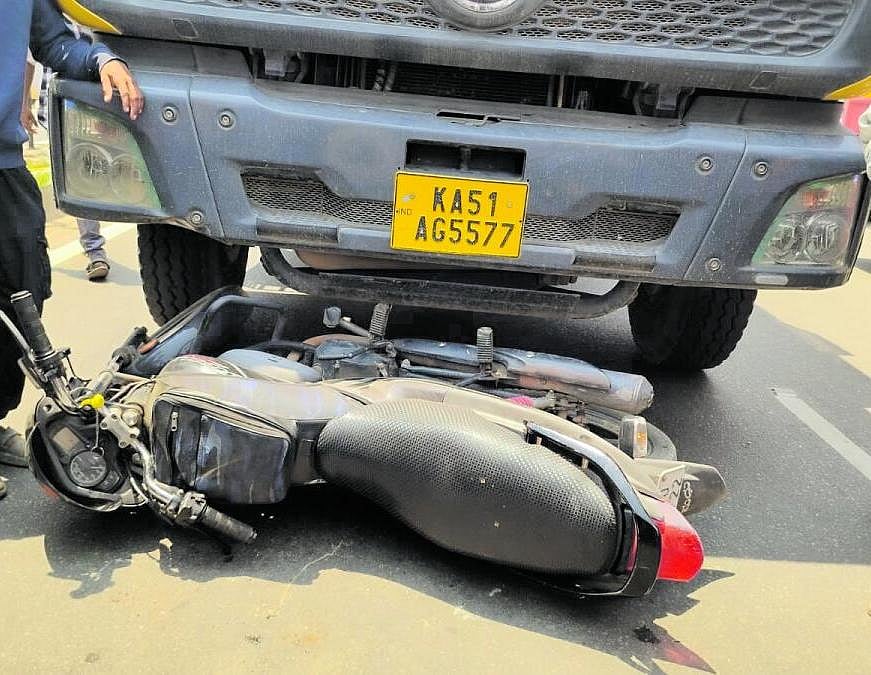 Tipper Accident: ಗುಂಡ್ಲುಪೇಟೆಯಲ್ಲಿ ಟಿಪ್ಪರ್ ಡಿಕ್ಕಿ, ದಂಪತಿ ಪ್ರಾಣಾಪಾಯದಿಂದ ಪಾರು