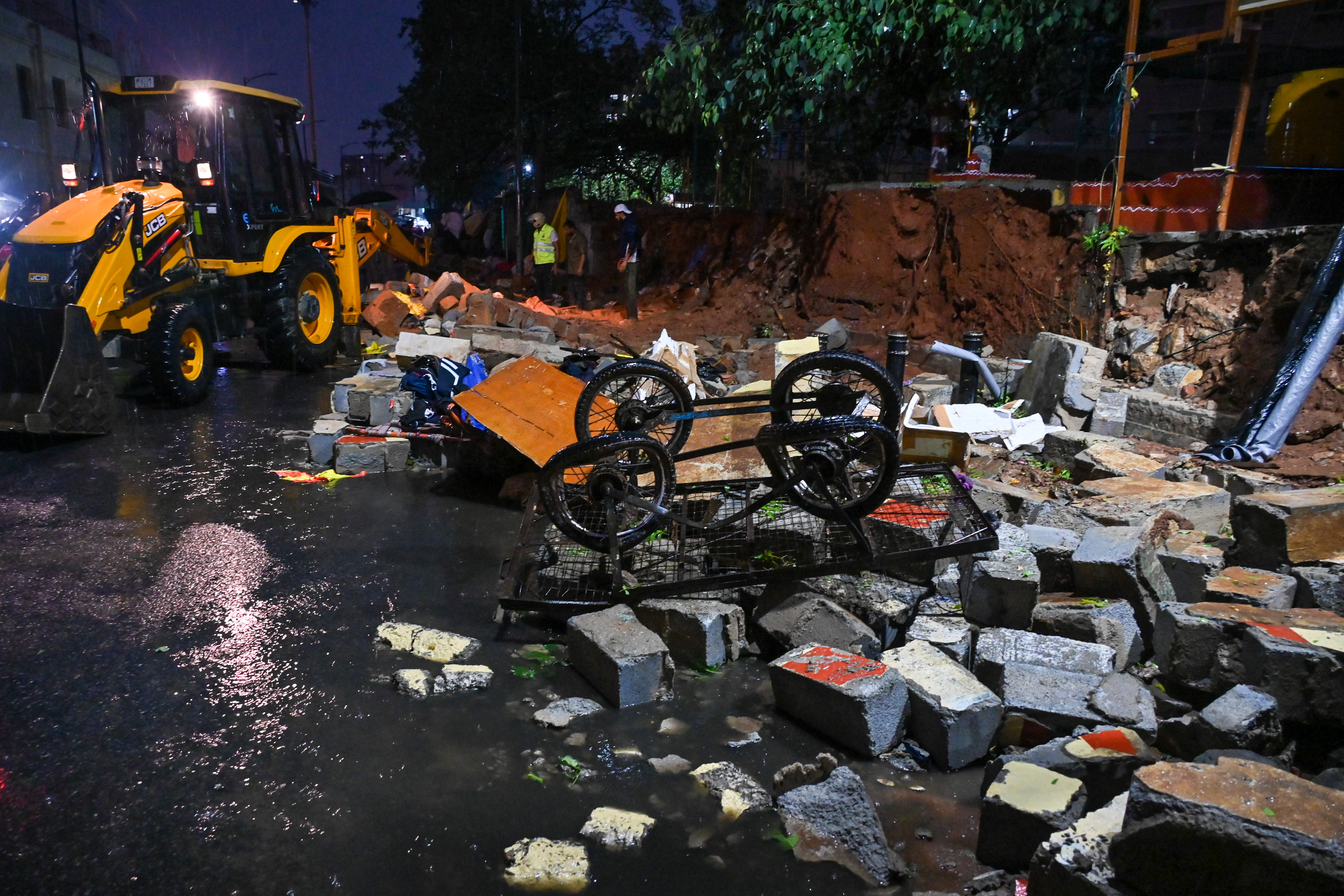 Bengaluru Rain Tragedy: ಕುಟುಂಬಸ್ಥರನ್ನು ಕಳೆದುಕೊಂಡವರ ಆಕ್ರಂದನ