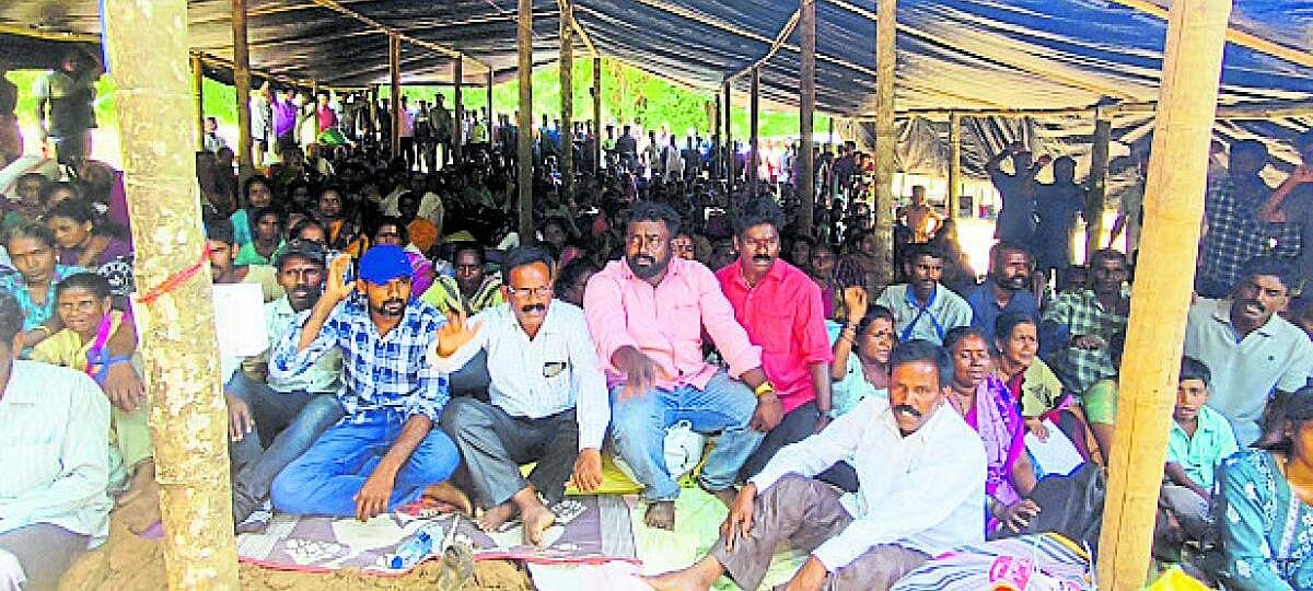 Madapura Protest: ಮಾದಾಪುರ ಗ್ರಾಮ ಪಂಚಾಯಿತಿ ವ್ಯಾಪ್ತಿಯಲ್ಲಿ ಅಹೋರಾತ್ರಿ ಪ್ರತಿಭಟನೆ