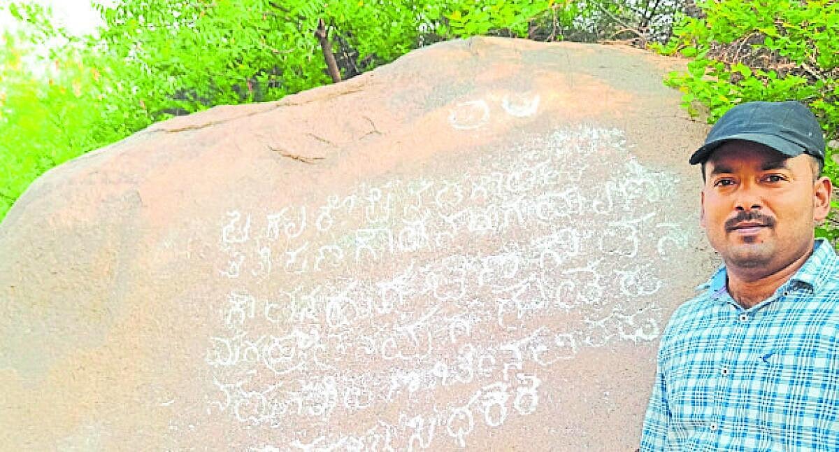 Ancient Inscription: ತೆಕ್ಕಲಕೋಟೆಯ ಗೌಡ್ರ ಮೂಲೆ ಸ್ಥಳದಲ್ಲಿ ಬಂಡೆಗಲ್ಲು ಶಾಸನ ಪತ್ತೆ