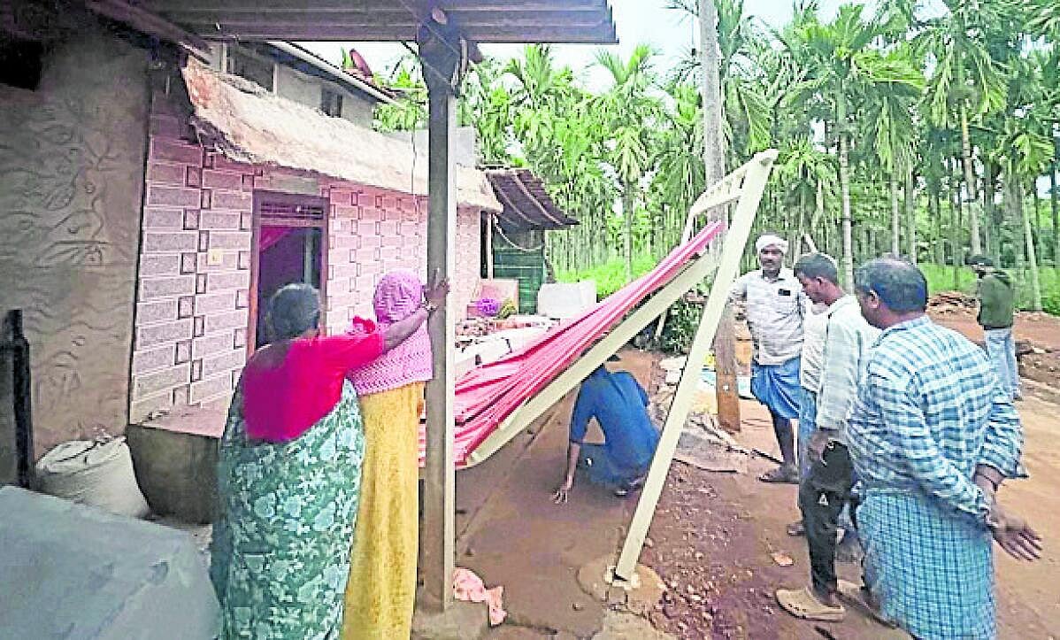 Rain Accident: ಶಿಕಾರಿಪುರದ ಅರಶಿಣಗೆರೆಯಲ್ಲಿ ಮಳೆ– ಗಾಳಿಗೆ ಚಾವಣಿ ಕುಸಿದು ...