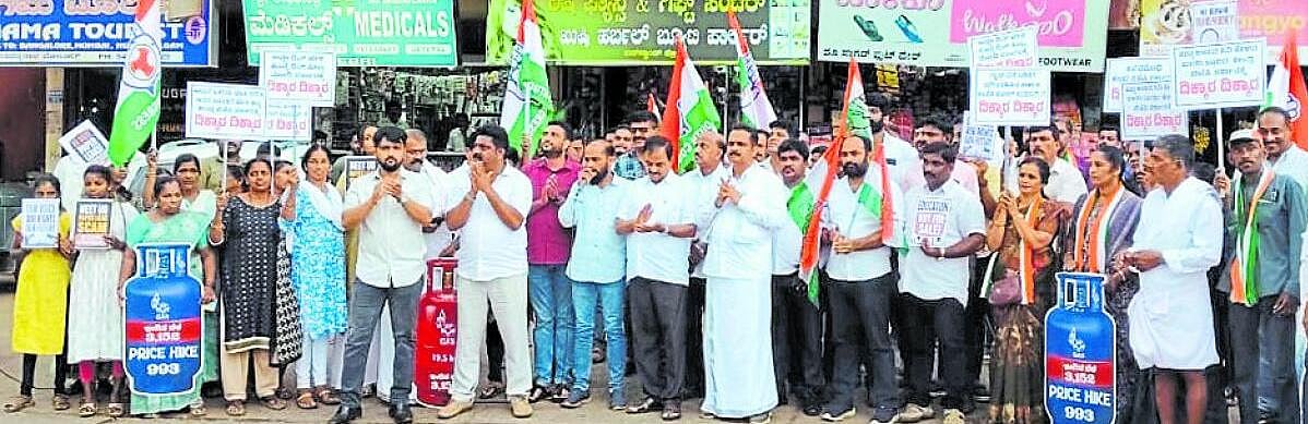 Price Hike Protest: ಕೇಂದ್ರ ಸರ್ಕಾರದ ಬೆಲೆ ಏರಿಕೆ ವಿರುದ್ಧ ಕಾಂಗ್ರೆಸ್ ಪ್ರತಿಭಟನೆ