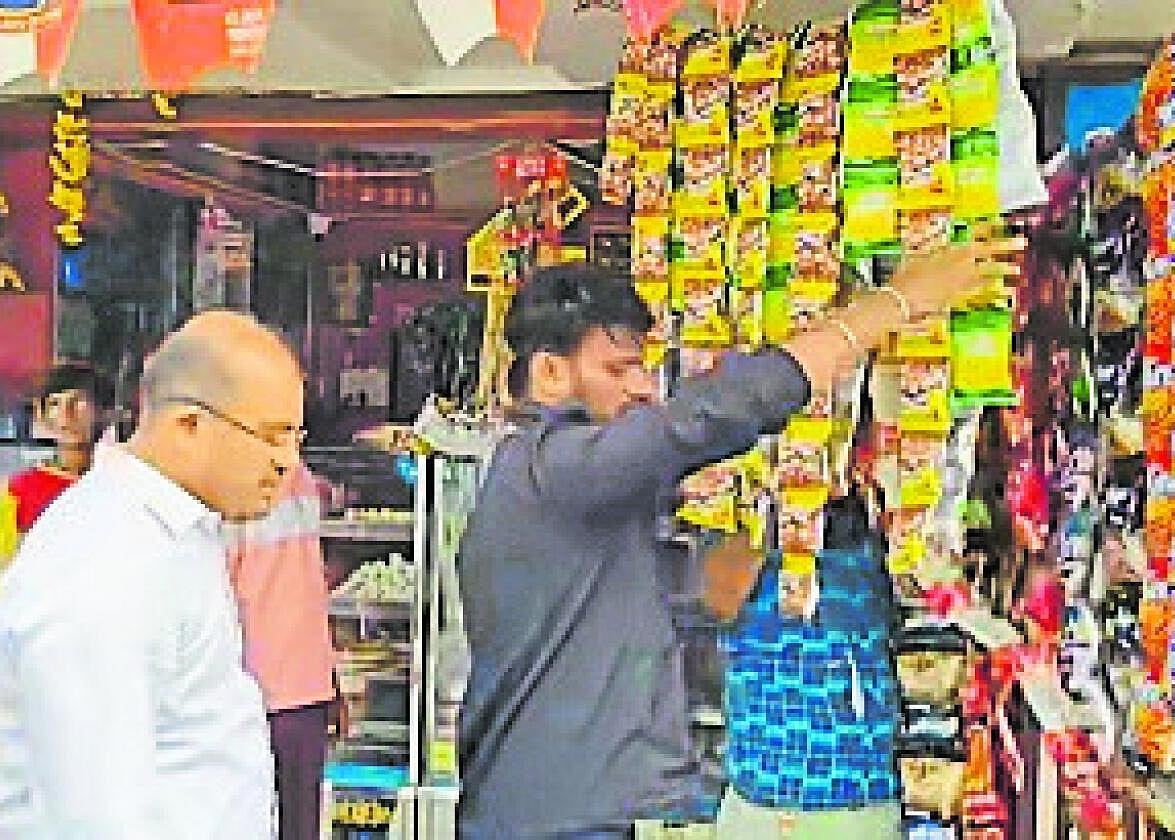 KR Pete Plastic Ban: ಬೇಕರಿ, ಹೋಟೆಲ್‌ಗಳಲ್ಲಿ ಪ್ಲಾಸ್ಟಿಕ್ ವಶ, ಜಾಗೃತಿ ಮೂಡಿಸಿದ…