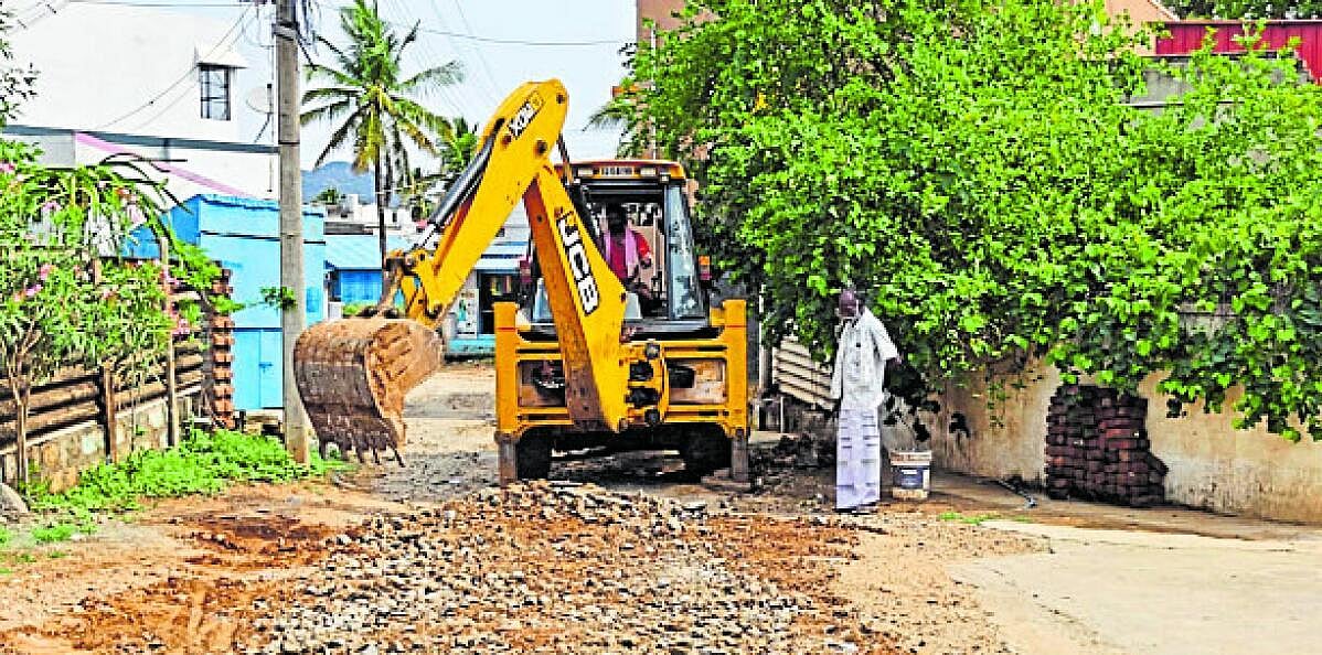 Road Repair: ಕೊಚ್ಚಿ ಹೋಗಿದ್ದ ರಸ್ತೆ: ತಾತ್ಕಾಲಿಕ ದುರಸ್ತಿ, ಶಾಶ್ವತ ರಸ್ತೆಗೆ ಆಗ್ರಹ