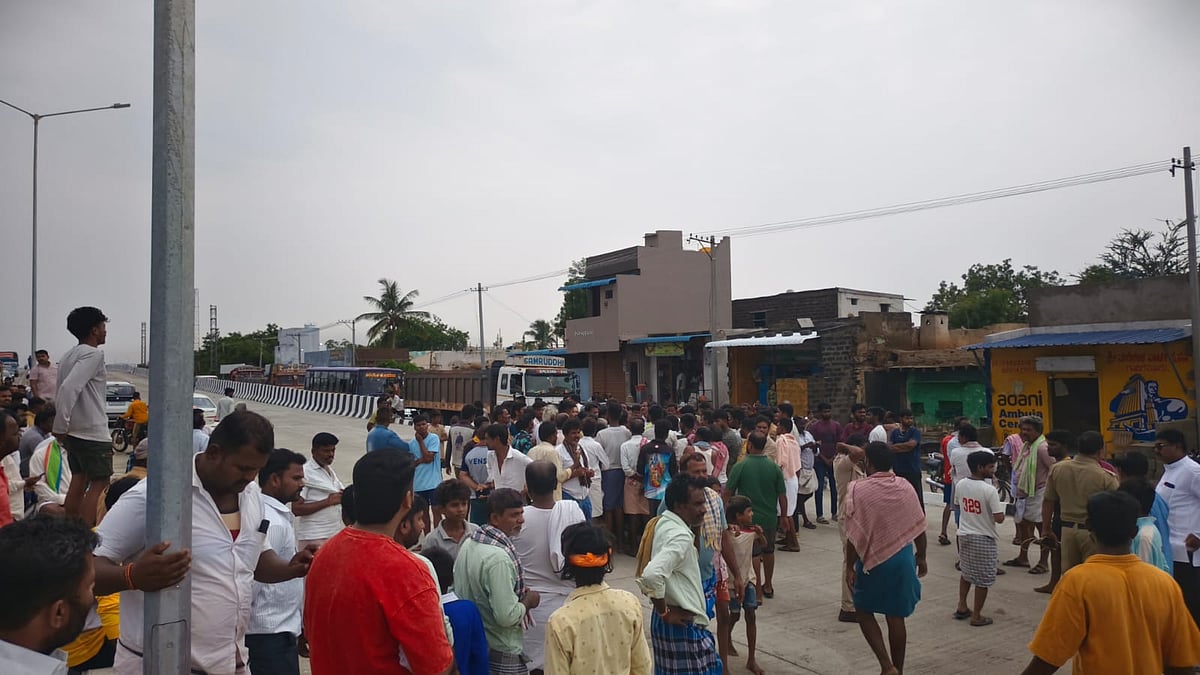 Hospet Bellary Highway: ಹೊಸಪೇಟೆ–ಬಳ್ಳಾರಿ ಹೆದ್ದಾರಿ ತಡೆದು ಪ್ರತಿಭಟನೆ