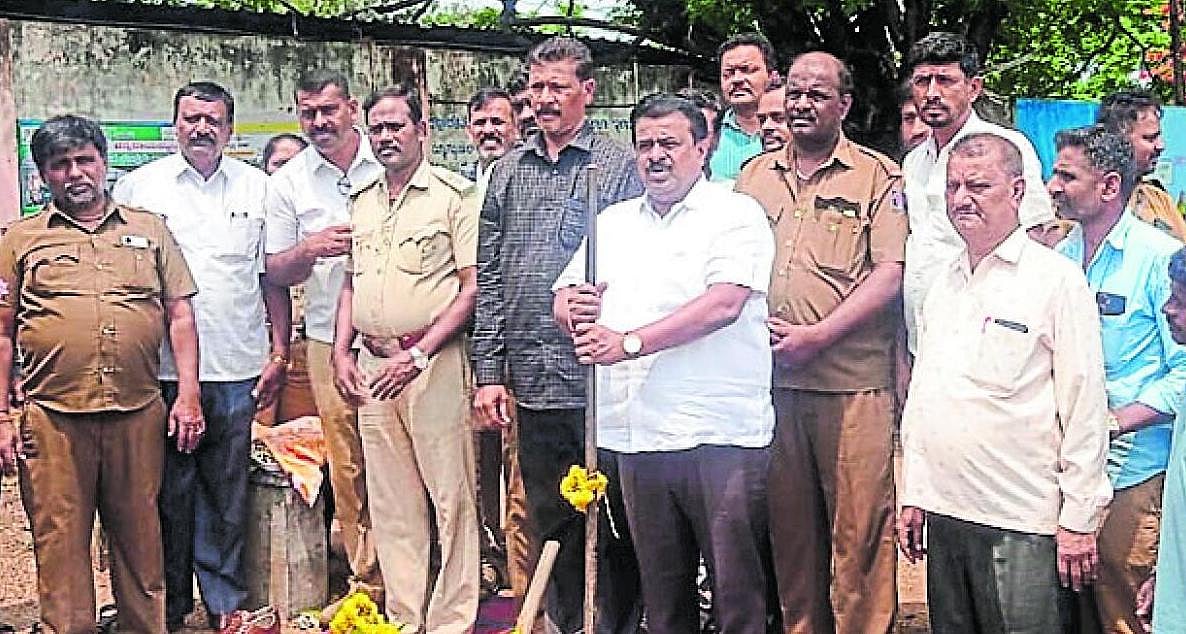 Bus Stand Construction: ಚನ್ನರಾಯಪಟ್ಟಣದಲ್ಲಿ ಬಸ್ ತಂಗುದಾಣ ನಿರ್ಮಾಣಕ್ಕೆ ಭೂಮಿಪೂಜೆ