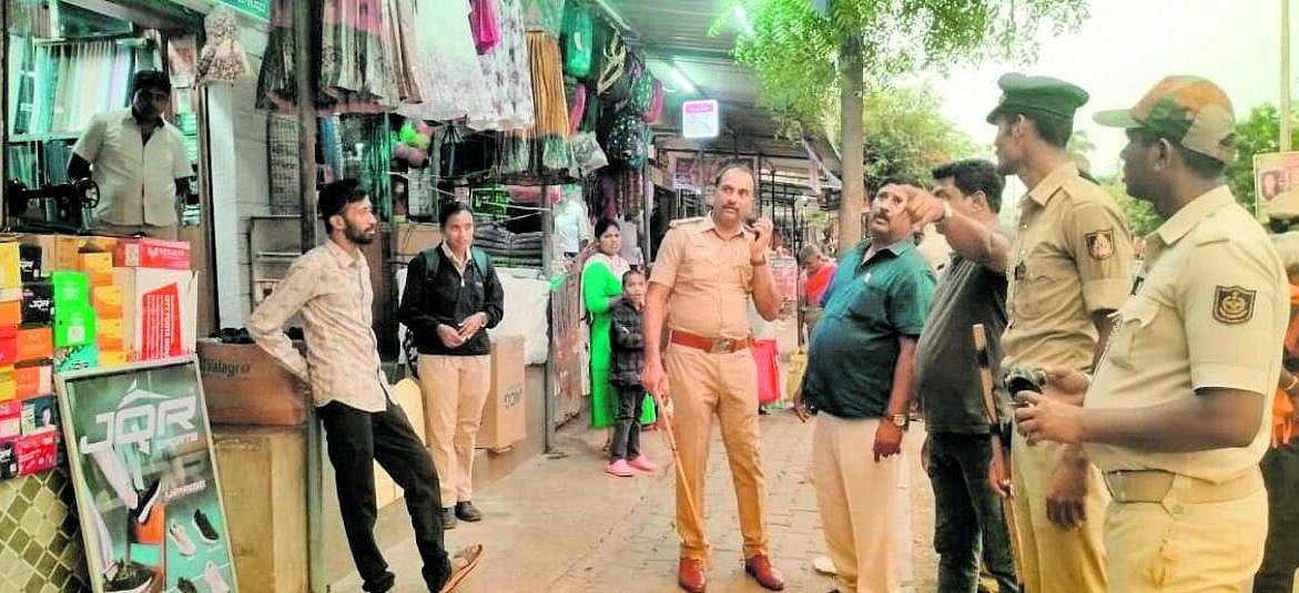 Footpath Encroachment: ಬೇತಮಂಗಲದಲ್ಲಿ ಫುಟ್‌ಪಾತ್ ಒತ್ತುವರಿ ತೆರವಿಗೆ ಪೊಲೀಸ್ ಸೂಚನೆ