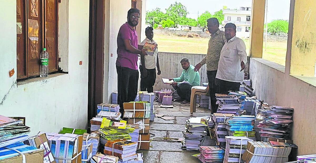 Yadagiri Education: ಮೊದಲ ದಿನವೇ ಮಕ್ಕಳ ಕೈಗೆ ಪಠ್ಯಪುಸ್ತಕ ವಿತರಣೆಗೆ ಸಿದ್ಧತೆ