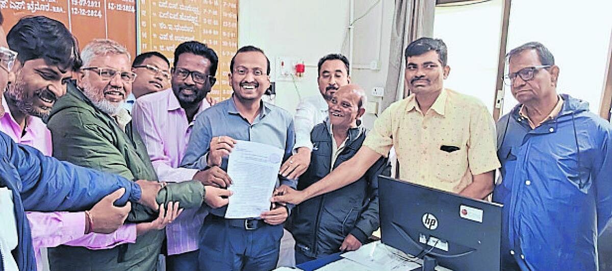 Paperless Registration Protest: ಕಾಗದ ರಹಿತ ನೋಂದಣಿಗೆ ದಸ್ತು ಬರಹಗಾರರಿಂದ ...