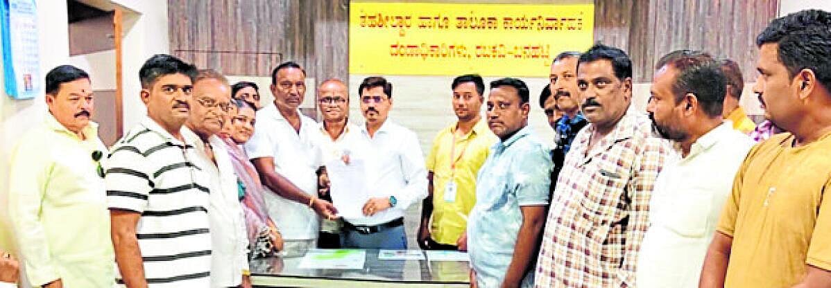 Ration Distribution Issue: ಪಡಿತರ ವಿತರಣೆಯ ಸರ್ವರ್ ಸಮಸ್ಯೆ: ಪರಿಹಾರಕ್ಕೆ ಆಗ್ರಹ