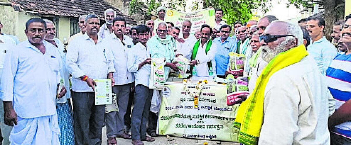 Seed Distribution: ಅಣ್ಣಿಗೇರಿ ರೈತ ಸಂಪರ್ಕ ಕೇಂದ್ರದಲ್ಲಿ ಬಿತ್ತನೆ ಬೀಜ ...