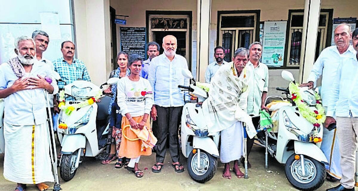 Beluru Social Welfare: ಅಂಗವಿಕಲರಿಗೆ ತ್ರಿಚಕ್ರ ವಾಹನ ವಿತರಿಸಿದ ಶಾಸಕ ಎಚ್.ಕೆ ...