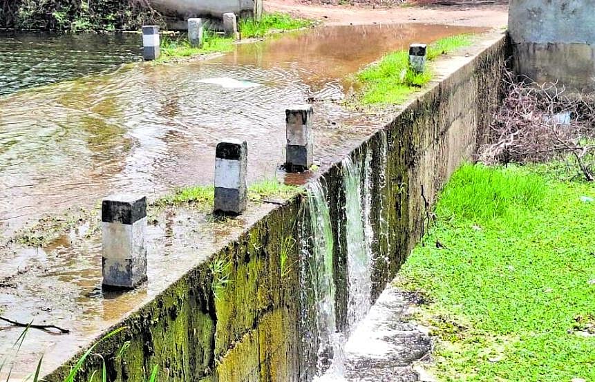 Kolar Water Problem: ಮುಳಬಾಗಿಲಿನಲ್ಲಿ ನೀರು ವ್ಯರ್ಥವಾಗಿ ಆಂಧ್ರಕ್ಕೆ ಹರಿಯುತ್ತಿದೆ