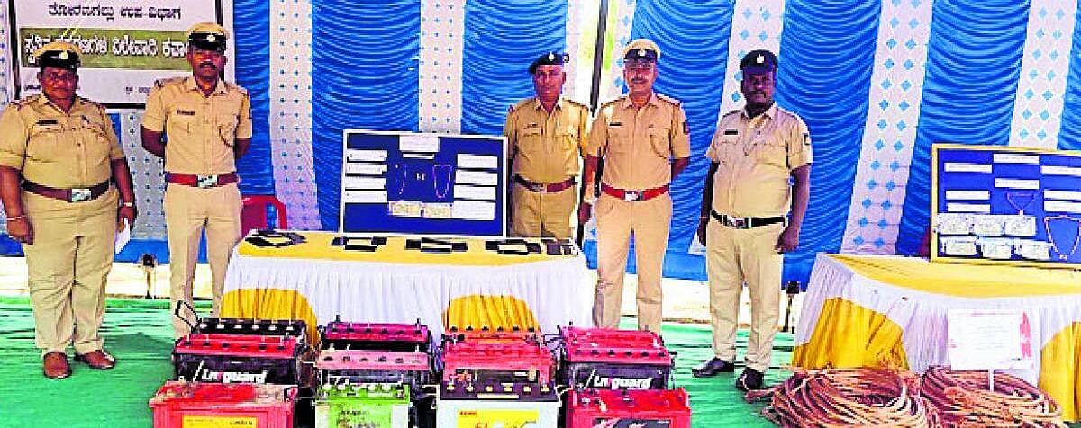 Theft Case: ಕುರುಗೋಡಿನಲ್ಲಿ ಕಳವು ಪ್ರಕರಣ ಭೇದಿಸಿದ ಪೊಲೀಸರು, 18.20 ಲಕ್ಷ ರೂ ...
