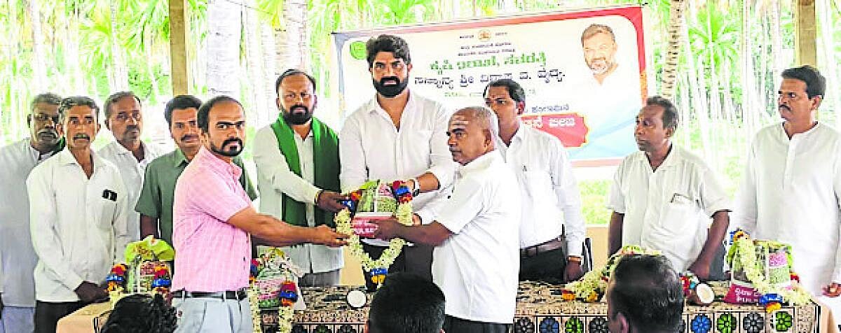 Seed Distribution: ಸವದತ್ತಿಯಲ್ಲಿ 13 ಬಿತ್ತನೆ ಬೀಜ ವಿತರಣಾ ಕೇಂದ್ರಗಳ ಸ್ಥಾಪನೆ…