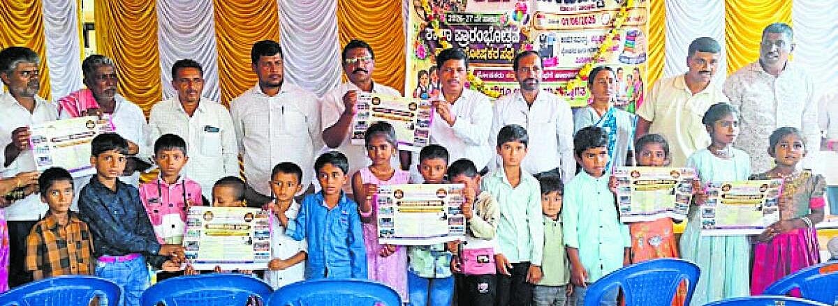 School Reopening: ಕೋಲಾರ ಮಾಲೂರು ಸರ್ಕಾರಿ ಶಾಲೆಗಳಲ್ಲಿ ಮಕ್ಕಳಿಗೆ ಹೂ, ಸಿಹಿ ...