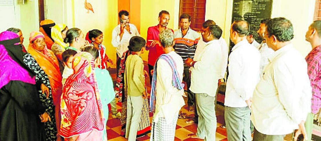 Water Supply Protest: ಸಮರ್ಪಕ ನೀರು ಪೂರೈಕೆಗೆ ಆಗ್ರಹಿಸಿ ಉಪ್ಪಿನಬೆಟಗೇರಿ ...