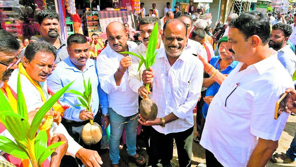 Plant Distribution: ಚನ್ನಪಟ್ಟಣದಲ್ಲಿ ಅಂಗವಿಕಲರಿಗೆ ಆಹಾರ ಕಿಟ್, ಸಾರ್ವಜನಿಕರಿಗೆ ...