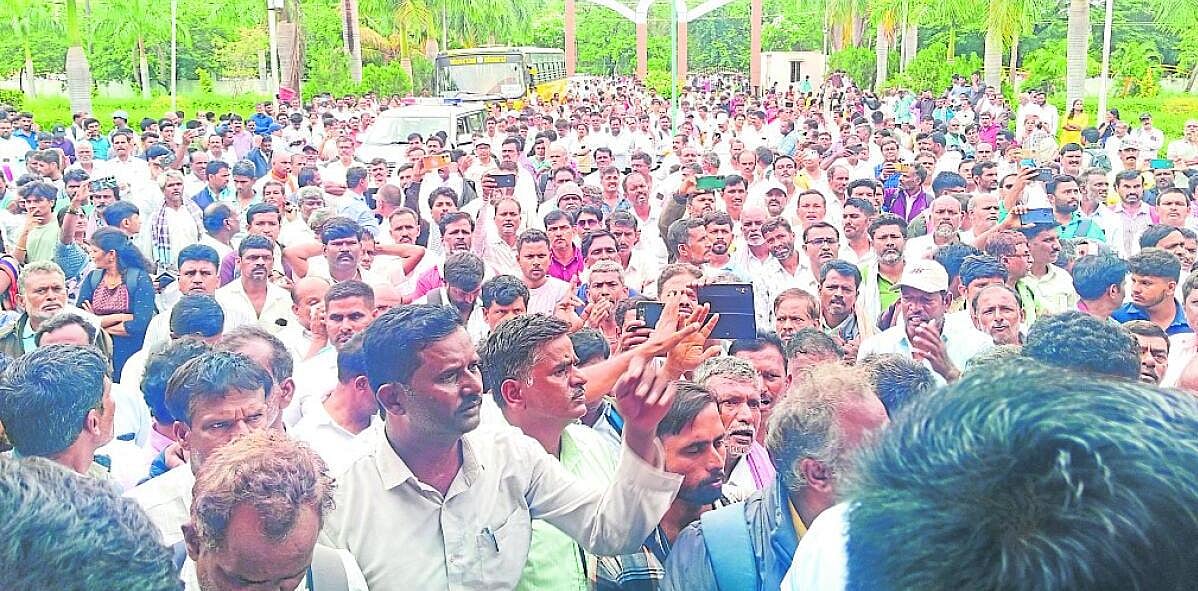Student Protest: ಮರುಪರೀಕ್ಷೆ ರದ್ದುಪಡಿಸಿ, ಹಿಂದಿನ ಫಲಿತಾಂಶವನ್ನೇ ಘೋಷಿಸಿ ಎಂದು…