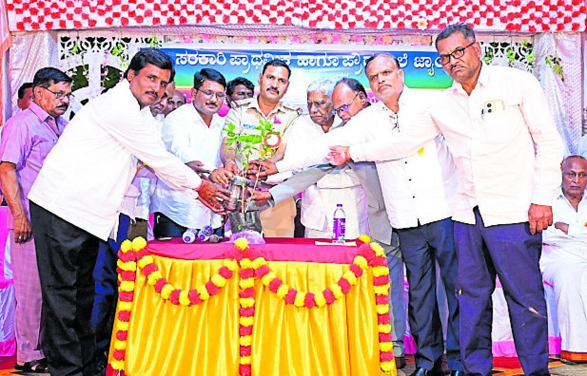 Teachers Felicitation: ಹಳೇ ವಿದ್ಯಾರ್ಥಿಗಳು ಗುರುಗಳನ್ನು ಸ್ಮರಿಸುವುದು ...