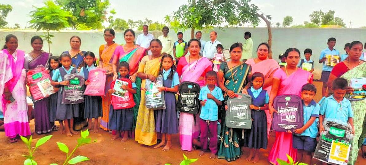 Grahallakshmi Scheme: ಗೃಹಲಕ್ಷ್ಮಿ ಯೋಜನೆಯ ಹಣದಲ್ಲಿ ವಿದ್ಯಾರ್ಥಿಗಳಿಗೆ ಬ್ಯಾಗ್ ...