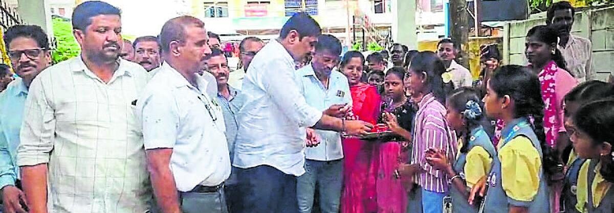 KPS School Inauguration: ಕೆಪಿಎಸ್ ಆರಂಭೋತ್ಸವ: ಮಕ್ಕಳ ಸಂಭ್ರಮ, ಶಾಸಕರಿಂದ ಸ್ವಾಗತ