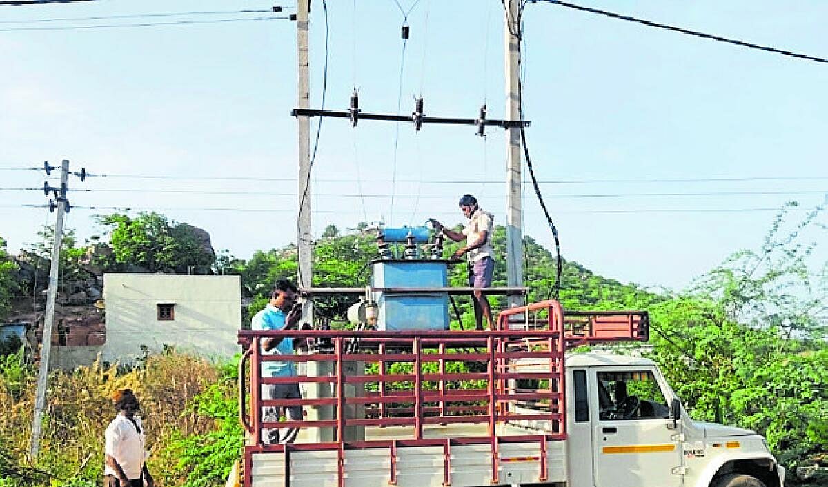 Raichur Power: ಗಲಗ ಗ್ರಾಮದಲ್ಲಿ ವಿದ್ಯುತ್‌ ಪರಿವರ್ತಕ ದುರಸ್ತಿ