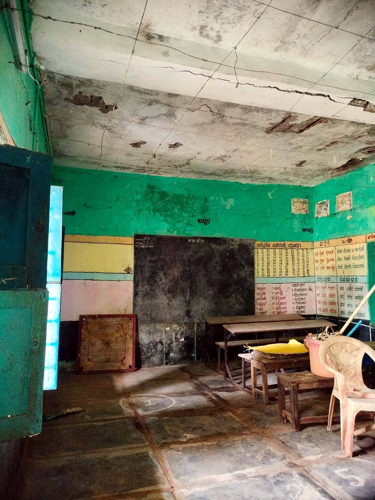 Karnataka School Infrastructure: ಶಿಥಿಲ ಶಾಲೆಯಲ್ಲಿ ಮಕ್ಕಳ ಕಲಿಕೆ
