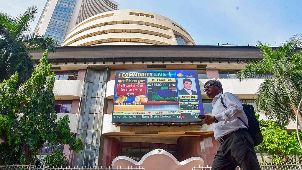 Stock markets decline in early trade dragged by IT firms