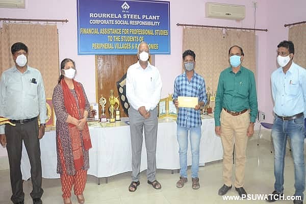 SAIL-RSP presents financial assistance of Rs 19.5 lakh to students from ...