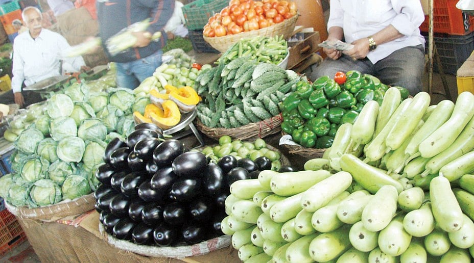 Pimpri Market Update: घेवडा, दोडका शंभरी पार; पावसामुळे पालेभाज्यांचेही ...