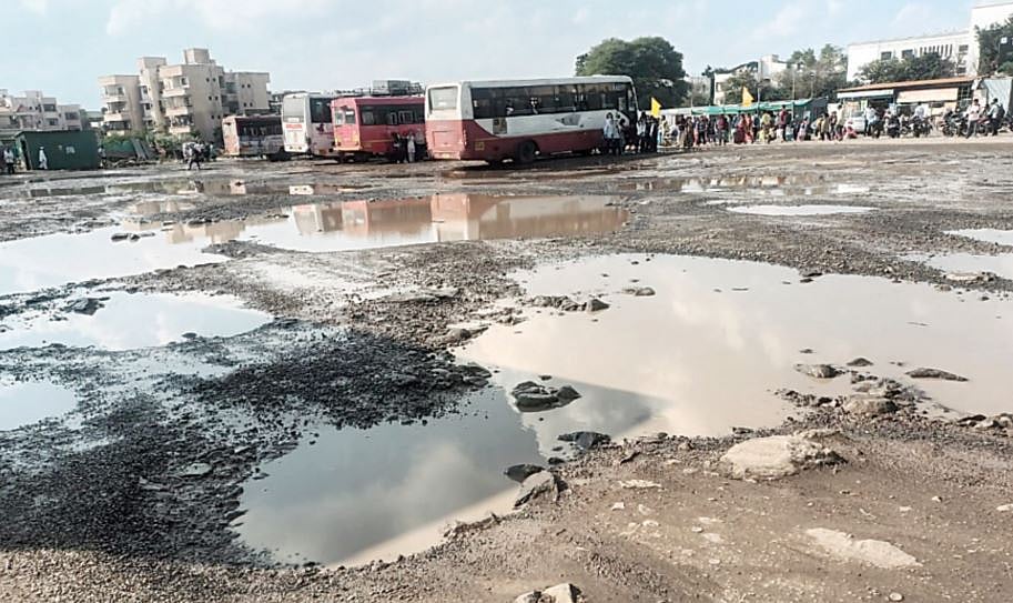 बारामती एसटी बसस्थानक चिखल अन् खड्ड्यांच्या विळख्यात