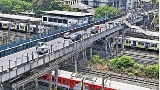 Prabhadevi Bridge News : प्रभादेवी पुलाचे पाडकाम लांबणीवर