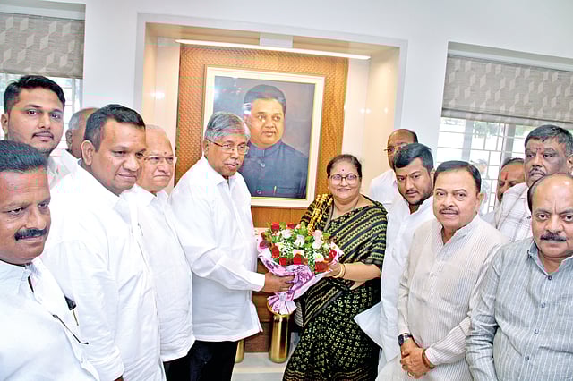 Jayshree Patil |जयश्री पाटील यांचा मुख्यमंत्र्यांच्या उपस्थितीत मुंबईत ...