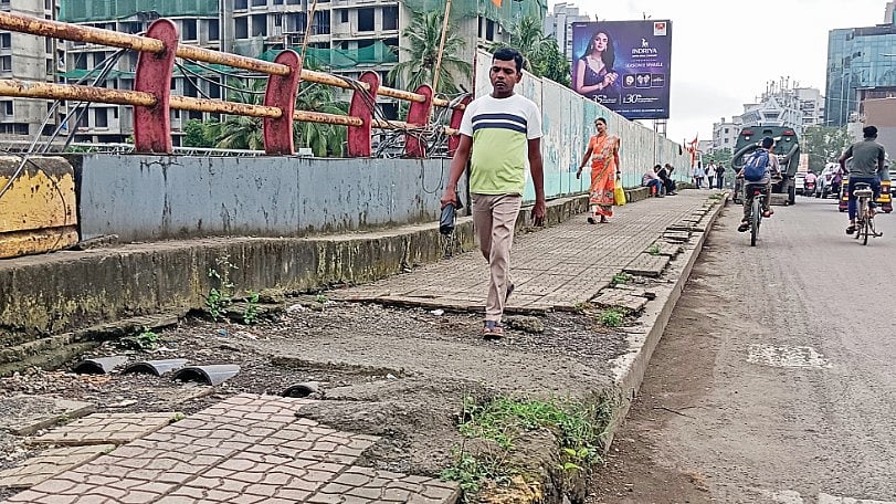 Major Cariappa flyover | उड्डाणपुलावरील पदपथाची दुरवस्था : प्रवासी हैराण