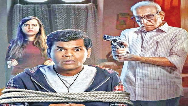 ‌Aatli Batmi Phutli | ‘आतली बातमी‌ फुटली’ मध्ये कथेचा आत्माच नाही!