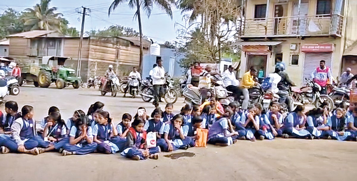 Apshinge Teacher transfer: अपशिंगे येथे शिक्षकाची बदली केल्याने रास्ता रोको