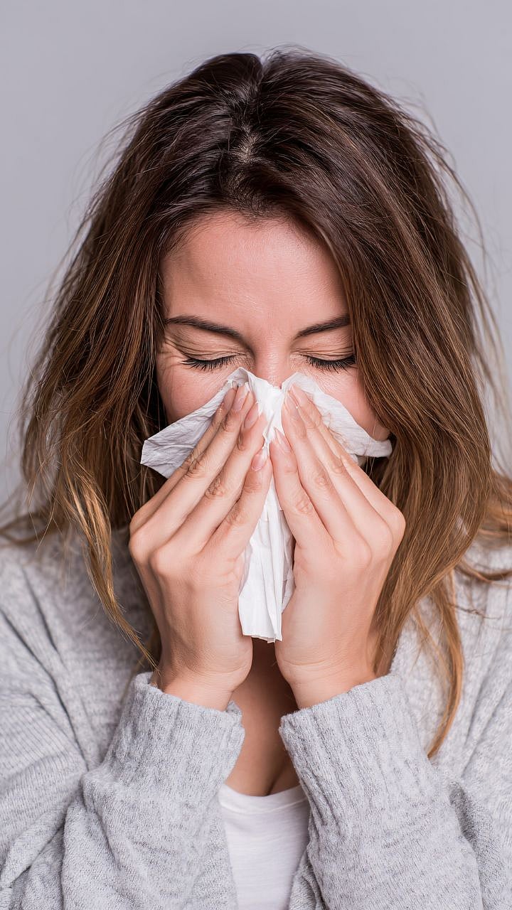 Cold And Flu Reason: थंडीमुळं नाही तर आपल्या 'एका' चुकीमुळं सर्दी ताप ...