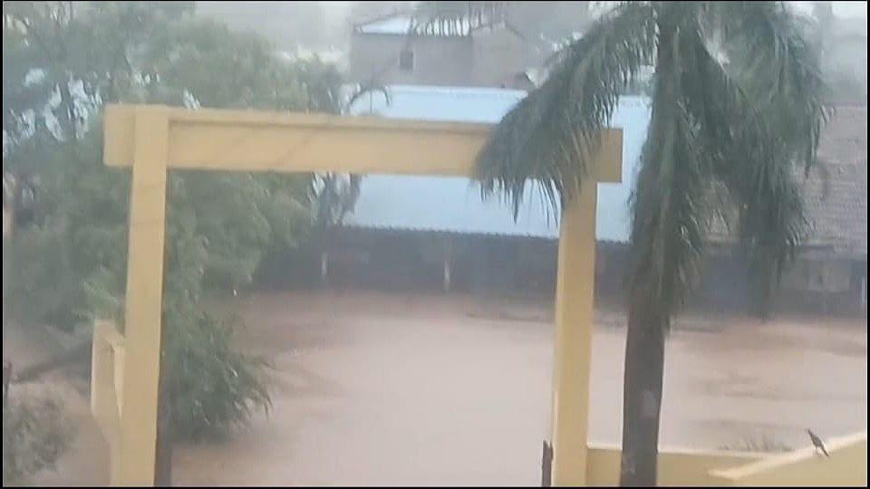 Kolhapur Rain Update : मनपाडळेतील मराठी शाळेत शिरले ओढ्याचे पाणी