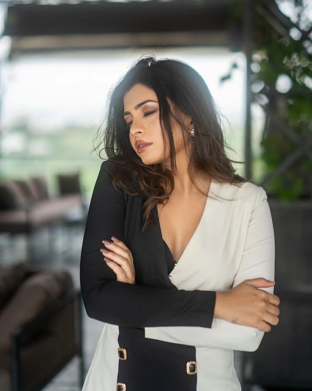 Ruchira Jadhav रुचिरा जाधवचा बोल्ड अंदाज: हाय थाय स्लिट गाऊनमध्ये नवा लूक