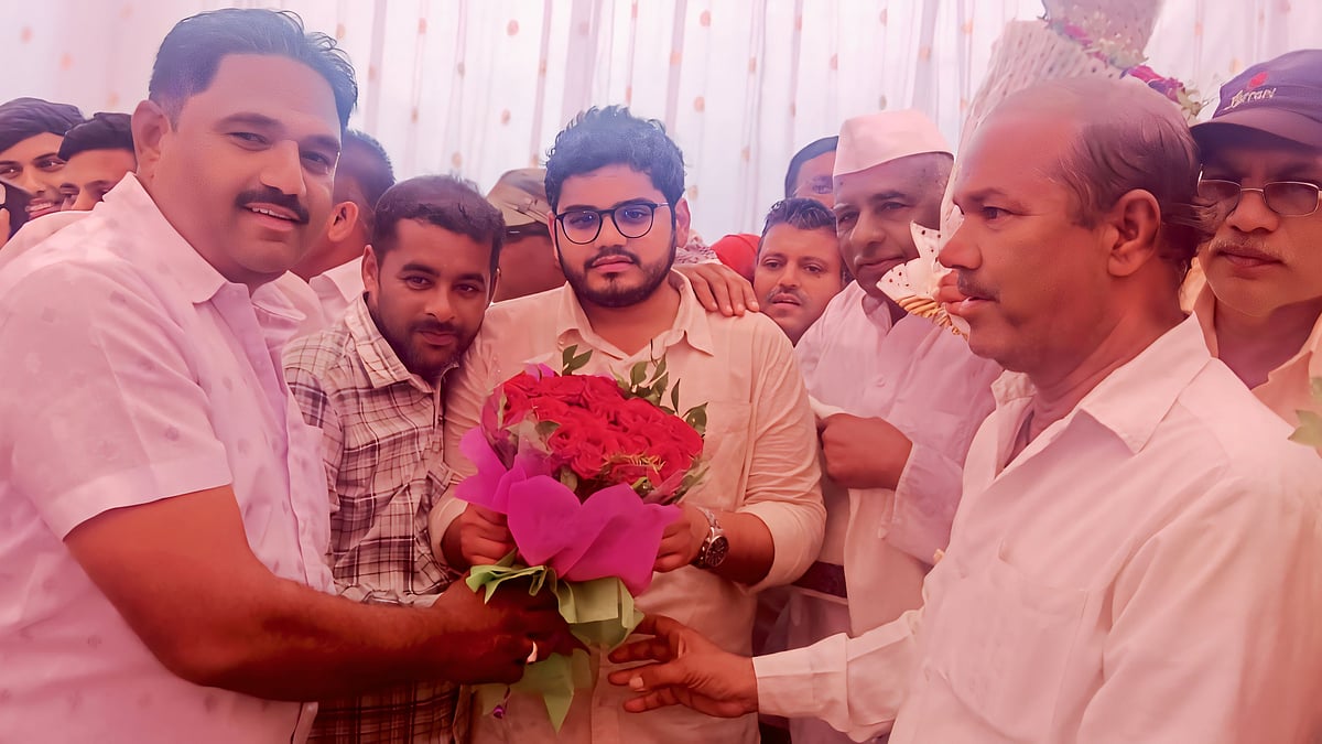 Rohit Patil : रोहित पाटील यांच्यावर पावसाच्या धारामध्ये शुभेच्छांचा वर्षाव