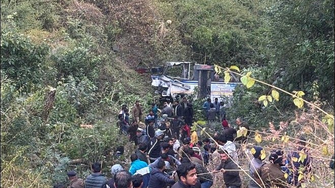 Uttarakhand Accident News : उत्तराखंडमध्‍ये बस दरीत कोसळली; ३ ठार, २४ जखमी