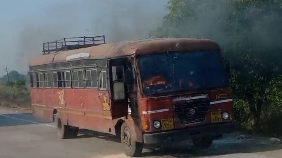 Parbhani News | गंगाखेड आगाराच्या बसला आग; चालकाच्या प्रसंगावधानामुळे अनर्थ टळला