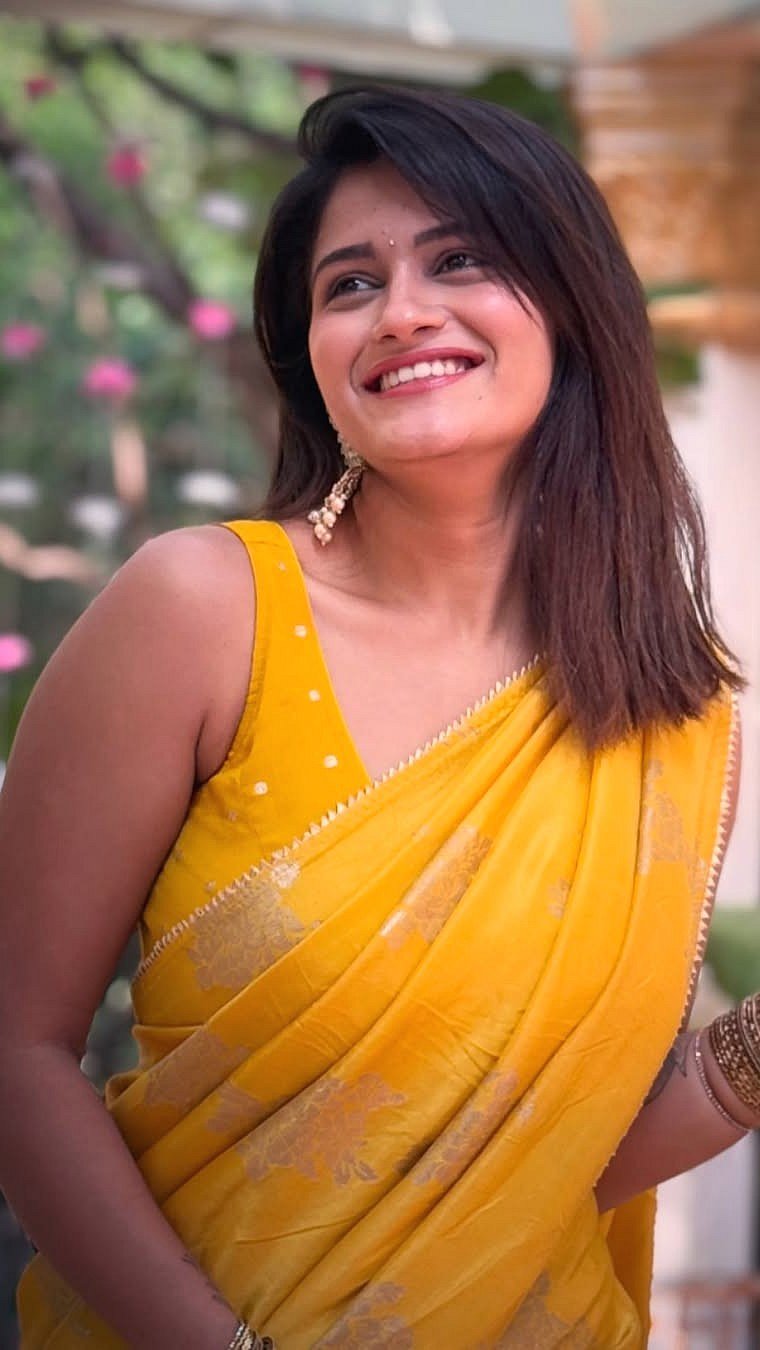 Vidisha Mhaskar : देवाने तुला फुरसतीनं बनवलंय!!...विदिशा येलो साडीत ...