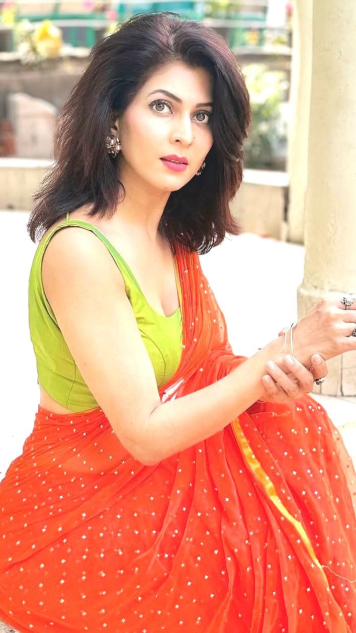 Madhavi Nimkar : 'येवढ नटणं थटणं...' शालिनीचा कमनीय बांधा अन्‌ ऑरेंज साडी