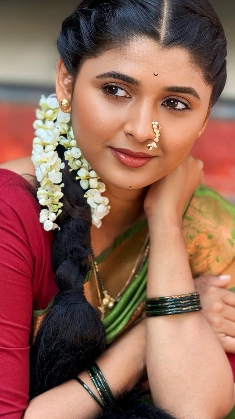 Pooja Moily : केसांत मोगऱ्याचा गजरा, नाकी नथ, चंद्रकोर... घरोघरी मातीच्या चुली फेम सगुणाची नजाकत